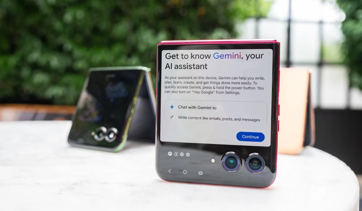 Iconic Hot Pink Motorola Razr Returns with AI - Gizmogo